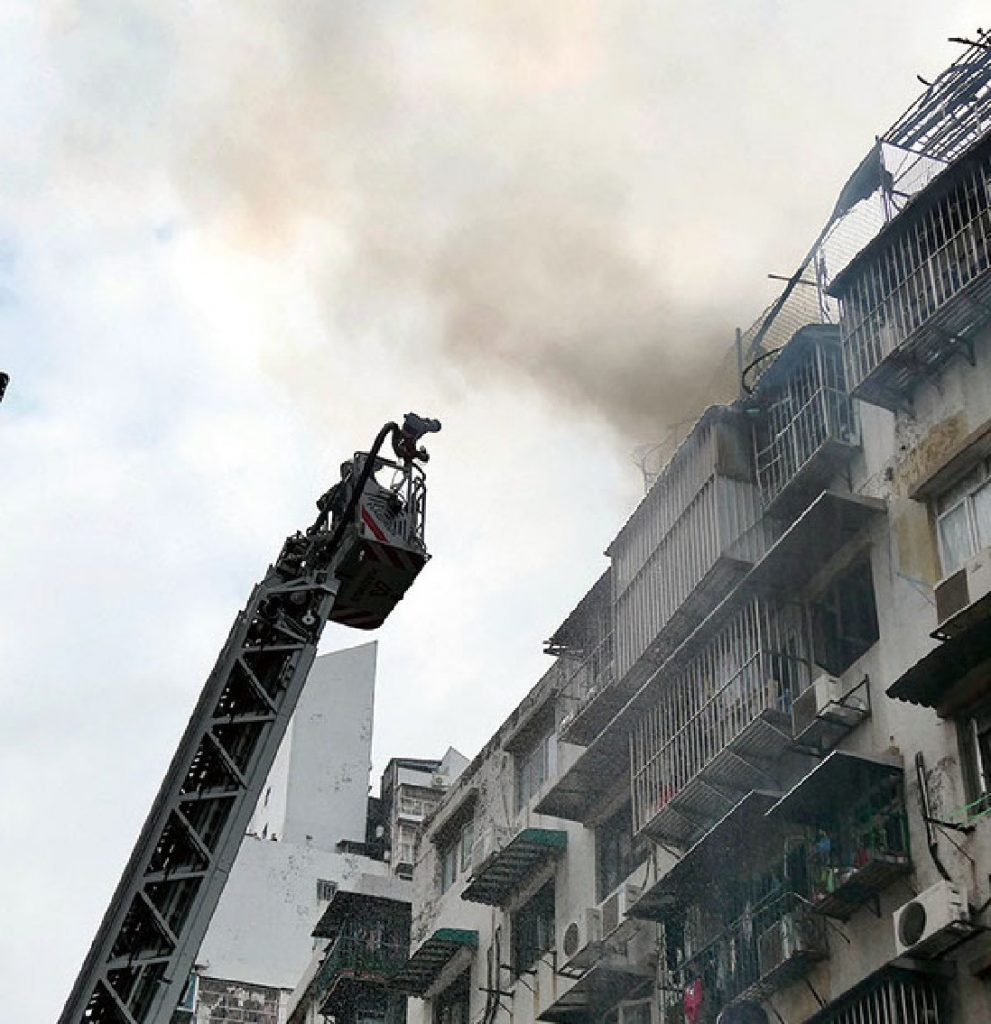 Firefighters extinguish rooftop hut fire in 20 minutes | Macao News