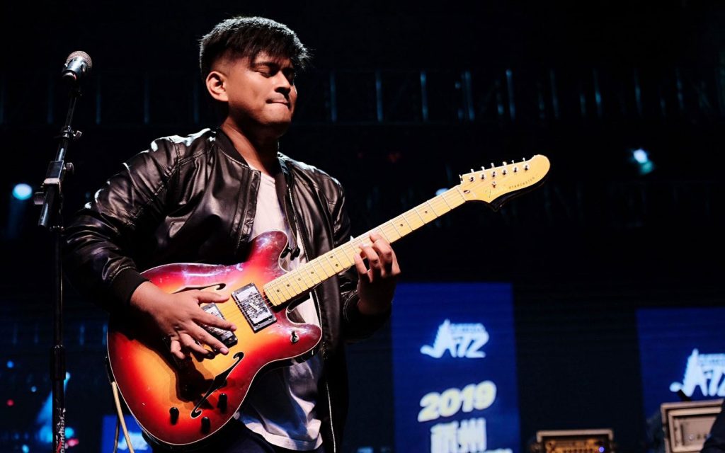 Ari Calangi makes his return to the stage